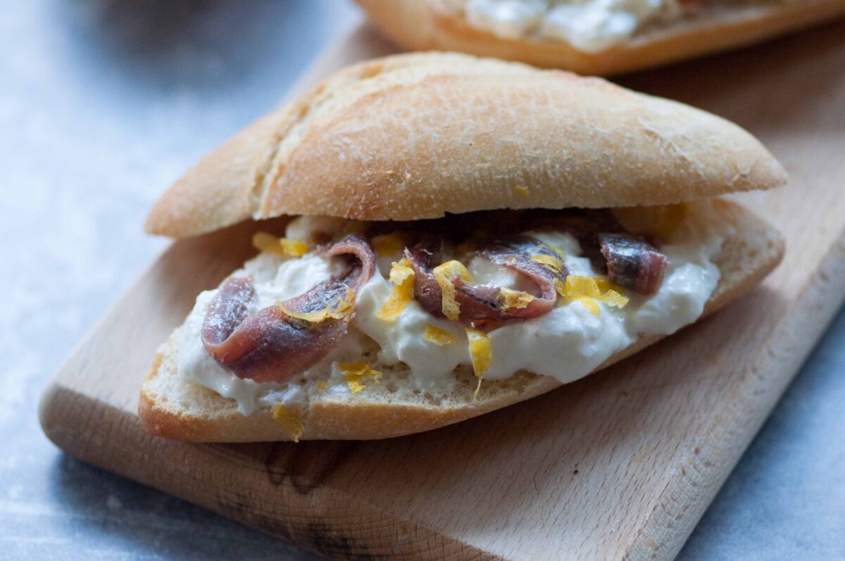 Panino con stracciatella, alici e limone - Una Streghetta in Cucina